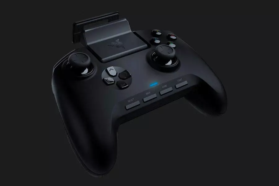 Nový gamepad Razer Raiju promění telefon v přenosnou herní konzoli