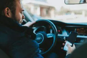 Můžeme držet mobil po zastavení auta? Někdy hrozí pokuta i trestné body