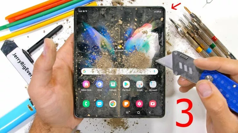 Video test odolnosti: Jak drsnou péči ustojí Galaxy Z Fold3?