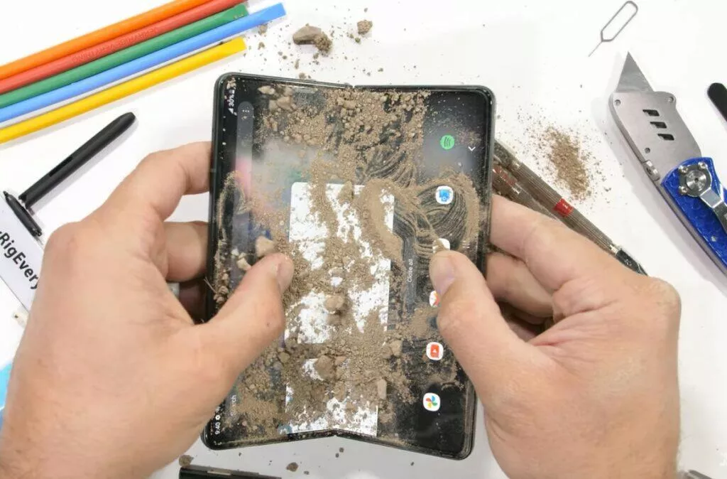 Video test odolnosti: Jak drsnou péči ustojí Galaxy Z Fold3?
