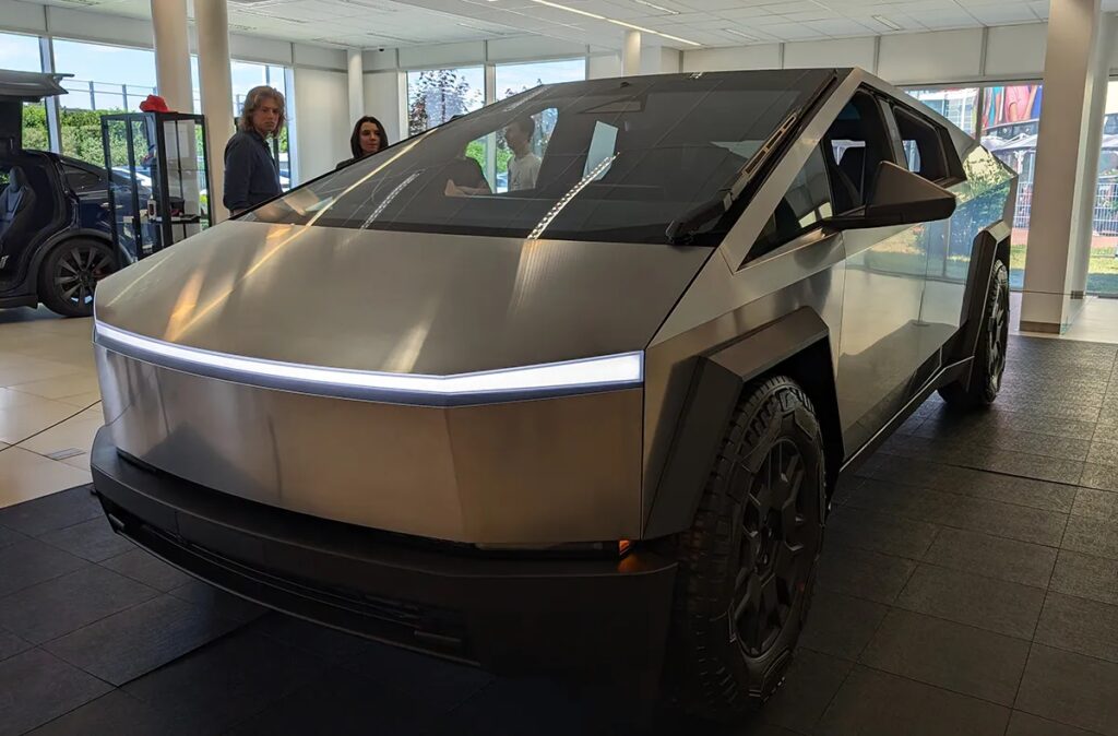 Tesla Cybertruck má problém! 46 000 vozů je svoláváno